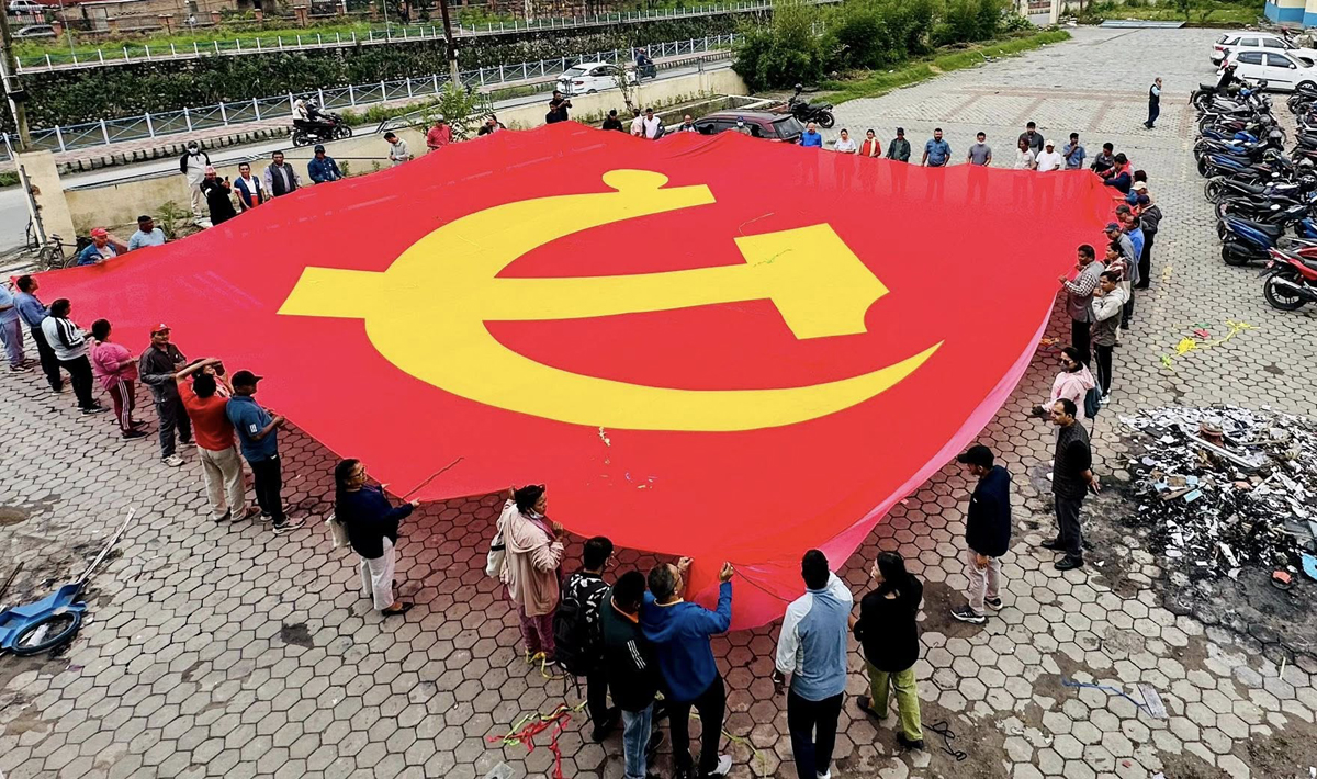 जेन-जीका नाममा ध्वस्त एमाले केन्द्रीय कार्यालयमा फहराइयो देशकै ठूलो ...